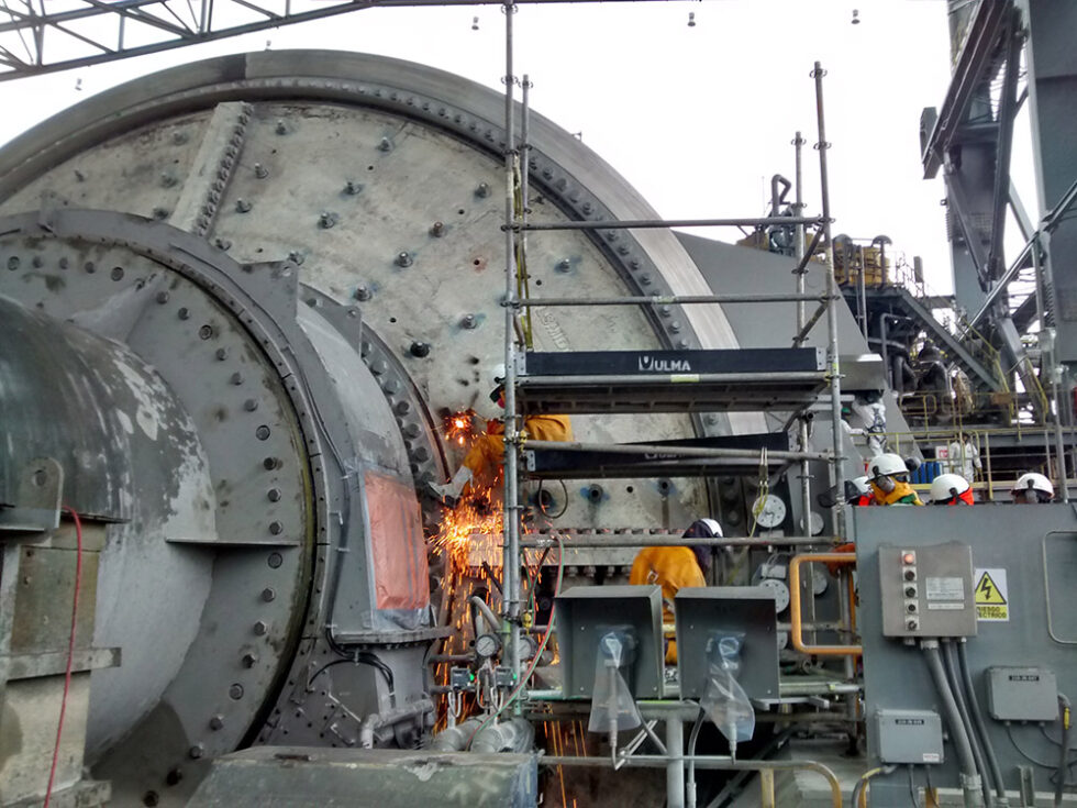 P. FLSMIDTH SAC - Cambio de liners tapa molino de bolas de Minera ...